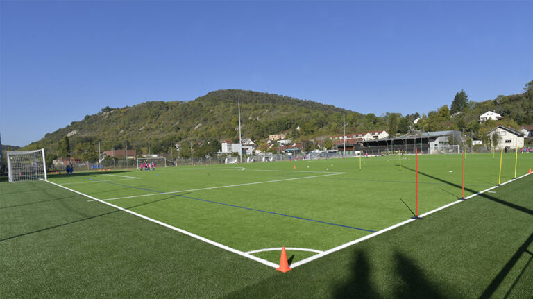 Un stade flambant neuf à Velotte